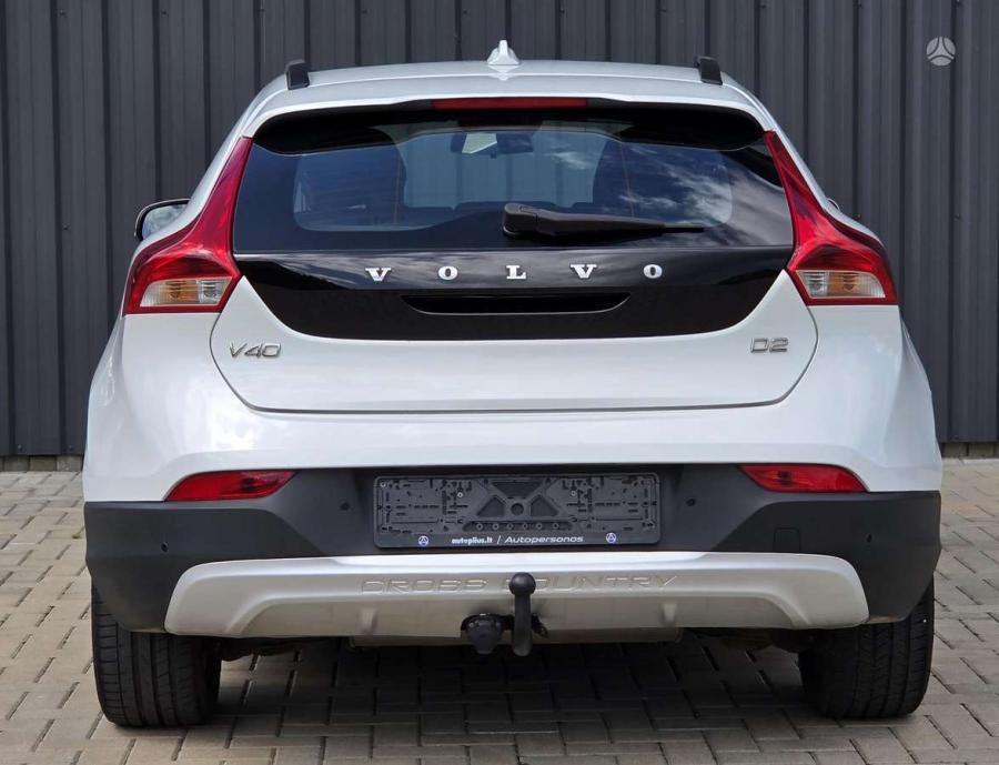 White Volvo V40 2016 in Kaunas, with an engine capacity of 2.00 L and mileage of 298 thousand km for 7950 €, photo 8 on AUTOMOTO.COM.LV