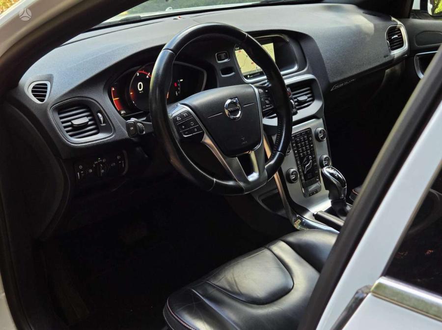 White Volvo V40 2016 in Kaunas, with an engine capacity of 2.00 L and mileage of 298 thousand km for 7950 €, photo 11 on AUTOMOTO.COM.LV