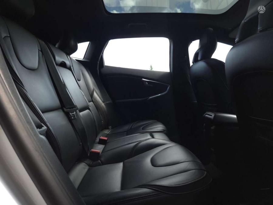 White Volvo V40 2016 in Kaunas, with an engine capacity of 2.00 L and mileage of 298 thousand km for 7950 €, photo 13 on AUTOMOTO.COM.LV