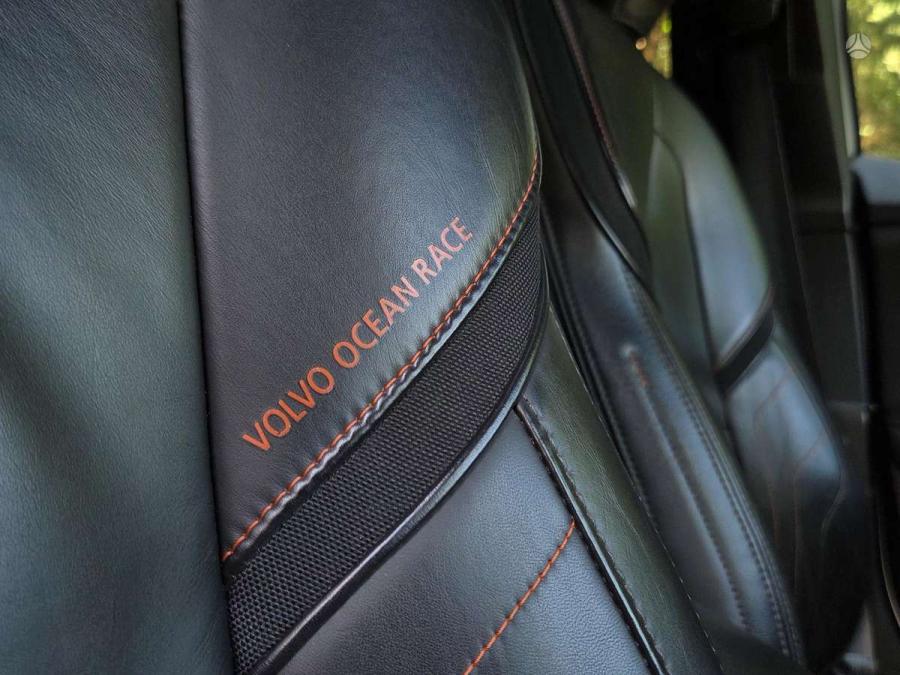 White Volvo V40 2016 in Kaunas, with an engine capacity of 2.00 L and mileage of 298 thousand km for 7950 €, photo 14 on AUTOMOTO.COM.LV