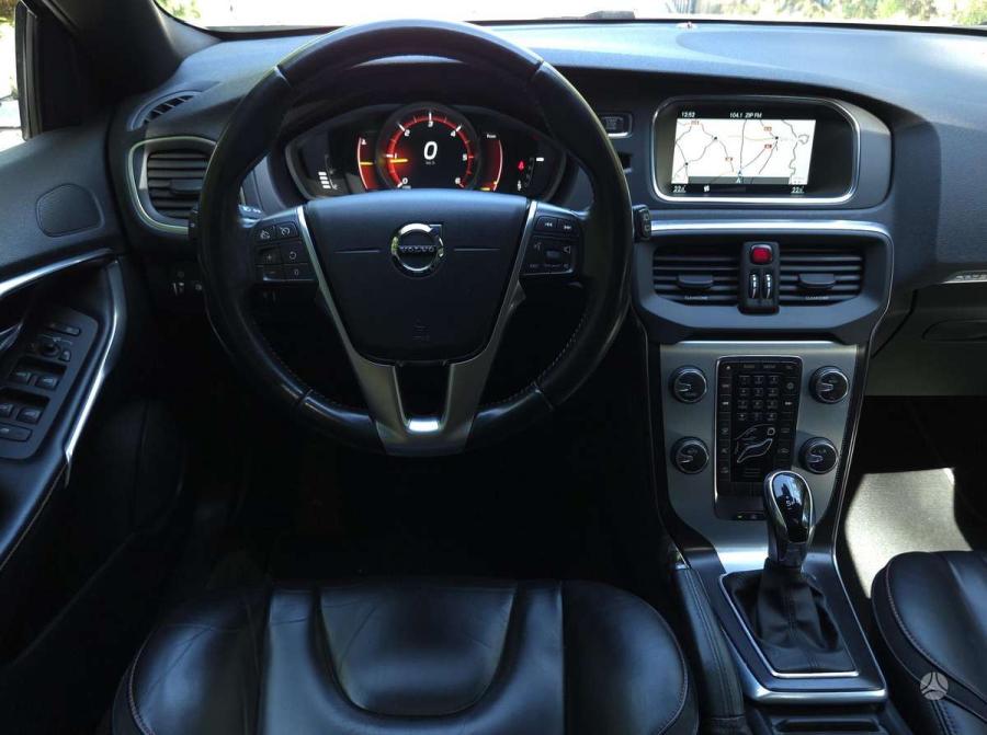 White Volvo V40 2016 in Kaunas, with an engine capacity of 2.00 L and mileage of 298 thousand km for 7950 €, photo 15 on AUTOMOTO.COM.LV