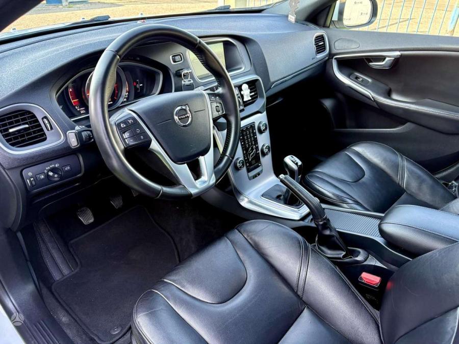 Balts Volvo V40 2016 Panevēža, ar dzinēja tilpumu 1.97 L un nobraukumu 328 tūkst. km par 7800 €, foto 12 vietnē AUTOMOTO.COM.LV