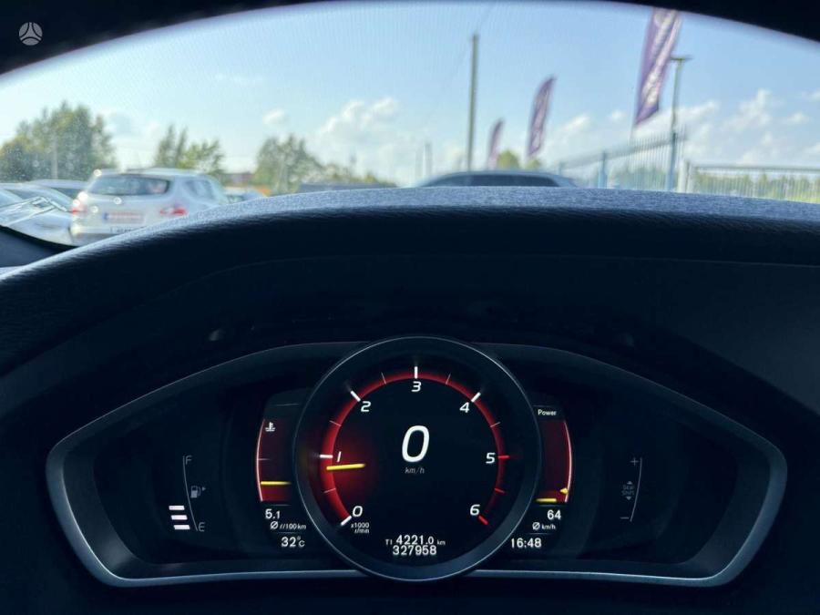 Balts Volvo V40 2016 Panevēža, ar dzinēja tilpumu 1.97 L un nobraukumu 328 tūkst. km par 7800 €, foto 16 vietnē AUTOMOTO.COM.LV