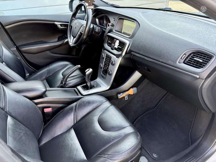 Balts Volvo V40 2016 Panevēža, ar dzinēja tilpumu 1.97 L un nobraukumu 328 tūkst. km par 7800 €, foto 20 vietnē AUTOMOTO.COM.LV