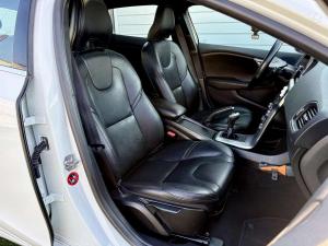 Balts Volvo V40 2016 Panevēža, ar dzinēja tilpumu 1.97 L un nobraukumu 328 tūkst. km par 7800 €, foto 21 vietnē AUTOMOTO.COM.LV