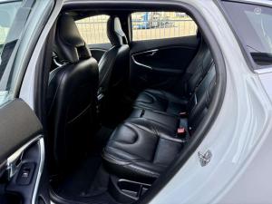Balts Volvo V40 2016 Panevēža, ar dzinēja tilpumu 1.97 L un nobraukumu 328 tūkst. km par 7800 €, foto 25 vietnē AUTOMOTO.COM.LV