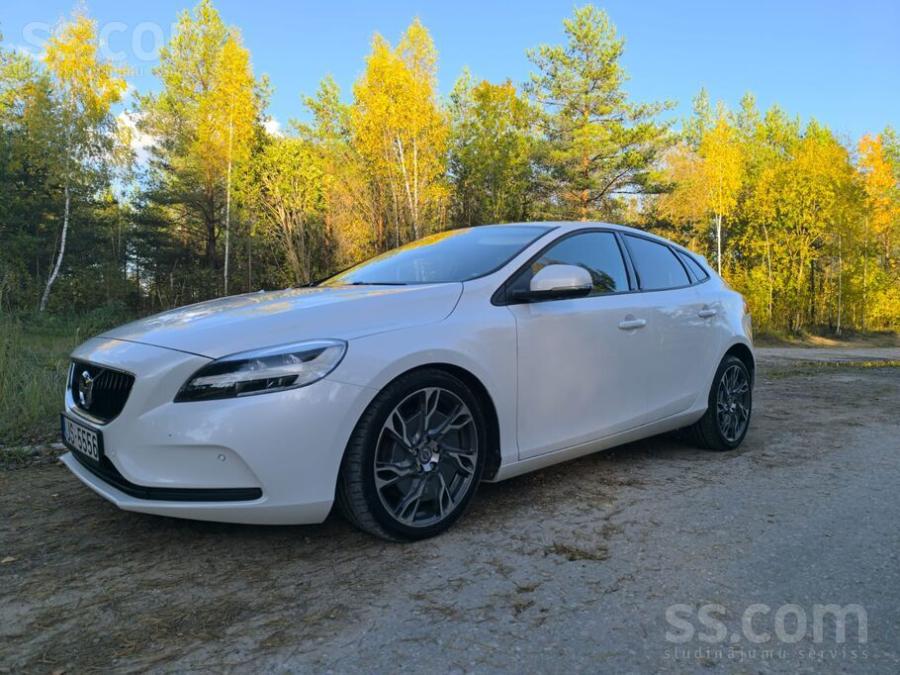 White Volvo V40 2016 in Jekabpils, with an engine capacity of 2.00 L and mileage of 251 thousand km for 11700 €, photo 1 on AUTOMOTO.COM.LV