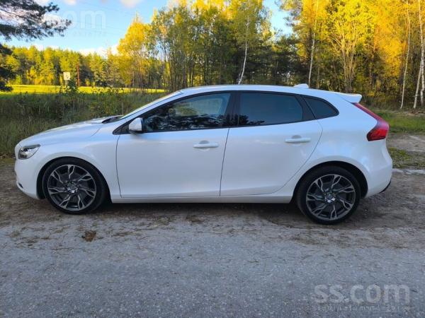 White Volvo V40 2016 in Jekabpils, with an engine capacity of 2.00 L and mileage of 251 thousand km for 11700 €, photo 3 on AUTOMOTO.COM.LV