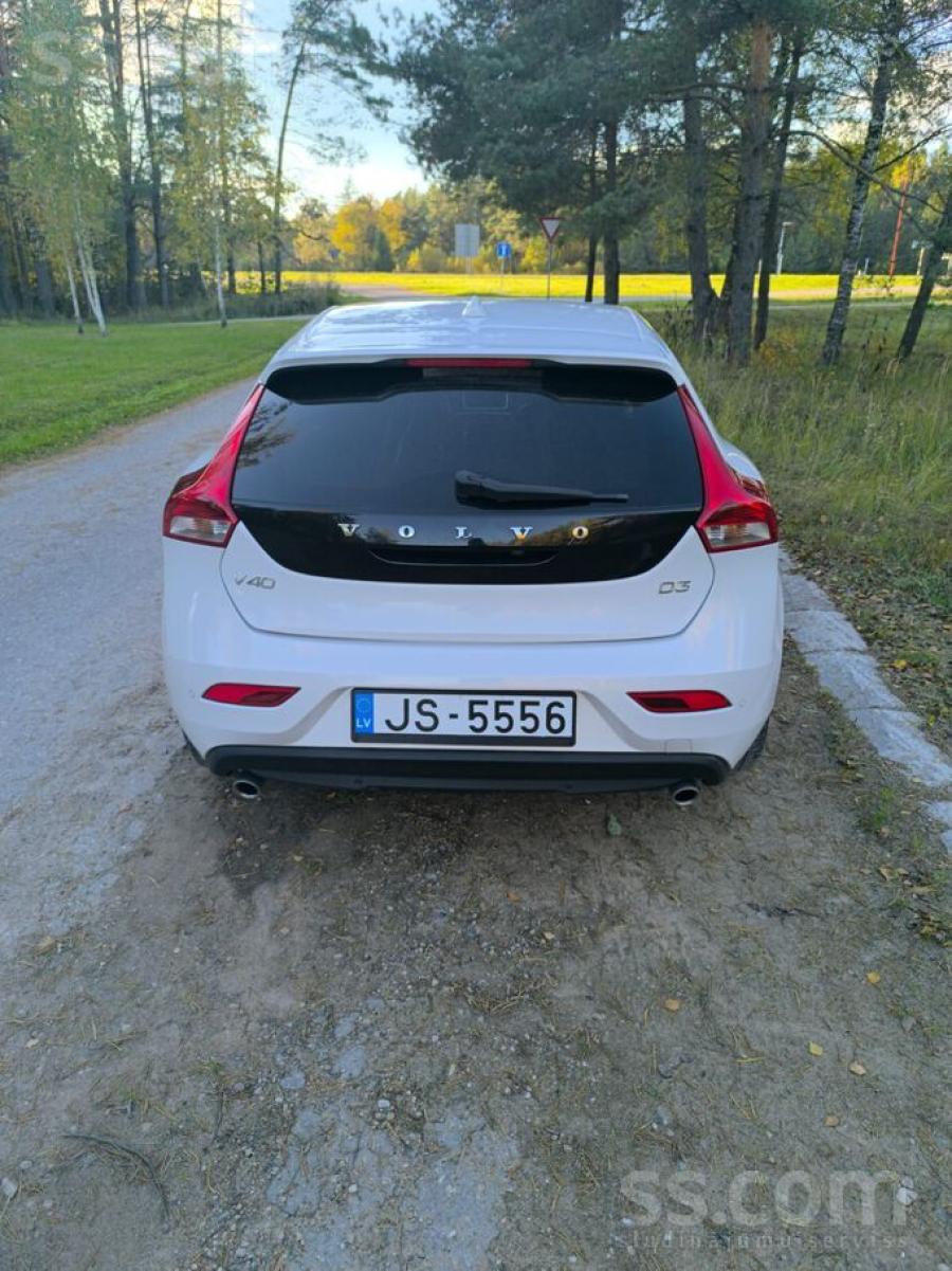 White Volvo V40 2016 in Jekabpils, with an engine capacity of 2.00 L and mileage of 251 thousand km for 11700 €, photo 4 on AUTOMOTO.COM.LV