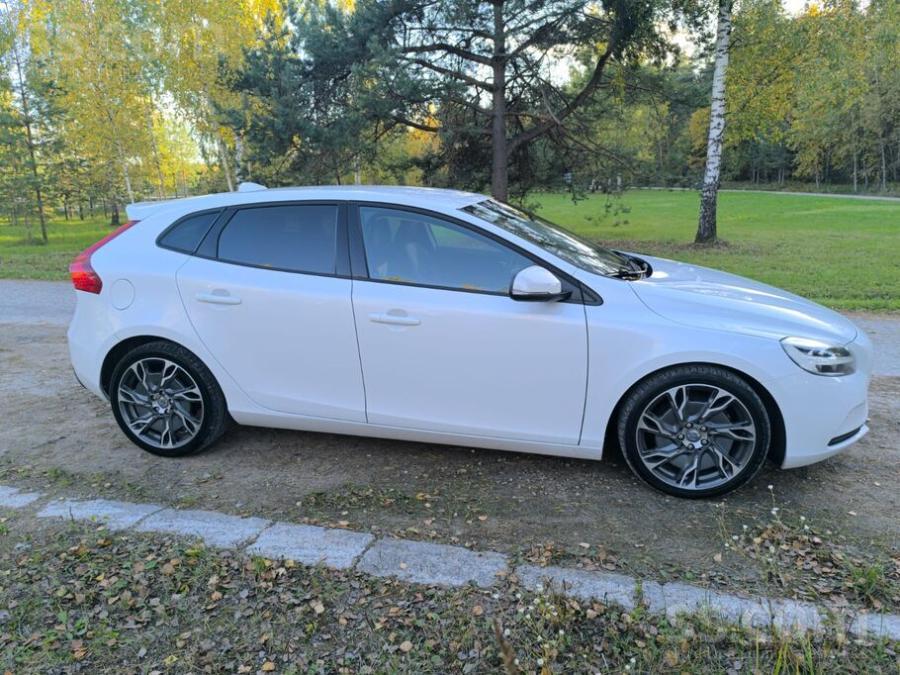 White Volvo V40 2016 in Jekabpils, with an engine capacity of 2.00 L and mileage of 251 thousand km for 11700 €, photo 5 on AUTOMOTO.COM.LV