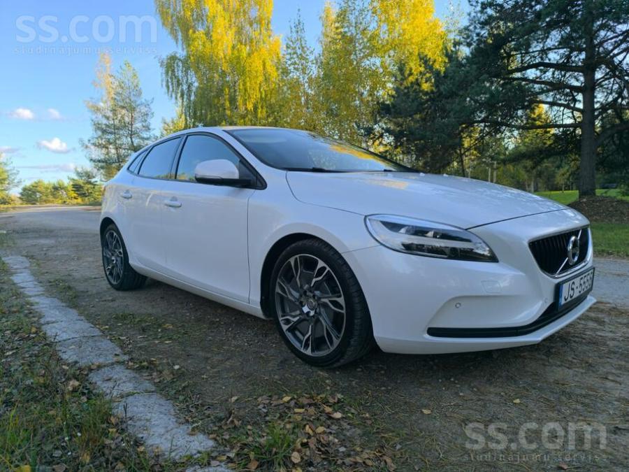 White Volvo V40 2016 in Jekabpils, with an engine capacity of 2.00 L and mileage of 251 thousand km for 11700 €, photo 6 on AUTOMOTO.COM.LV