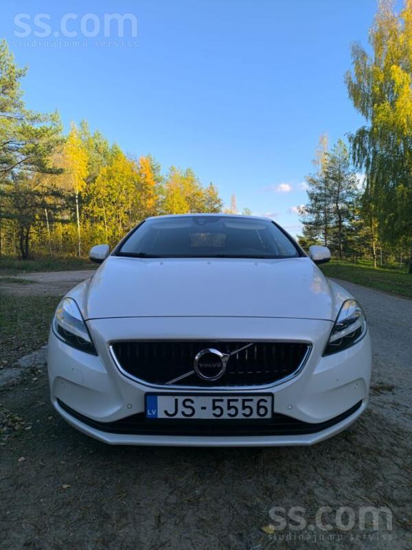 White Volvo V40 2016 in Jekabpils, with an engine capacity of 2.00 L and mileage of 251 thousand km for 11700 €, photo 7 on AUTOMOTO.COM.LV
