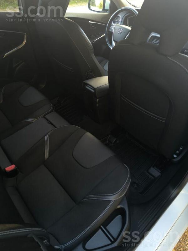 White Volvo V40 2016 in Jekabpils, with an engine capacity of 2.00 L and mileage of 251 thousand km for 11700 €, photo 9 on AUTOMOTO.COM.LV