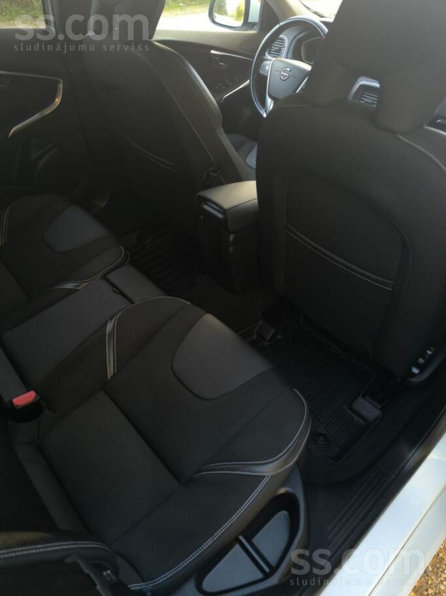 White Volvo V40 2016 in Jekabpils, with an engine capacity of 2.00 L and mileage of 251 thousand km for 11700 €, photo 9 on AUTOMOTO.COM.LV