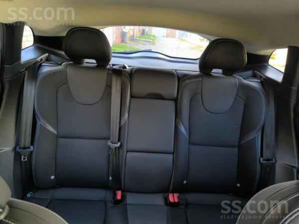 White Volvo V40 2016 in Jekabpils, with an engine capacity of 2.00 L and mileage of 251 thousand km for 11700 €, photo 11 on AUTOMOTO.COM.LV