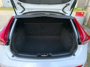 White Volvo V40 2016 in Jekabpils, with an engine capacity of 2.00 L and mileage of 251 thousand km for 11700 €, photo 12 on AUTOMOTO.COM.LV