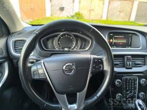 White Volvo V40 2016 in Jekabpils, with an engine capacity of 2.00 L and mileage of 251 thousand km for 11700 €, photo 13 on AUTOMOTO.COM.LV