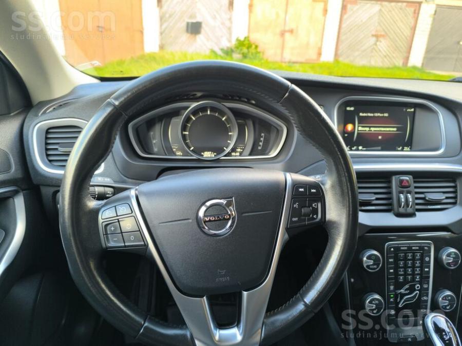 White Volvo V40 2016 in Jekabpils, with an engine capacity of 2.00 L and mileage of 251 thousand km for 11700 €, photo 13 on AUTOMOTO.COM.LV