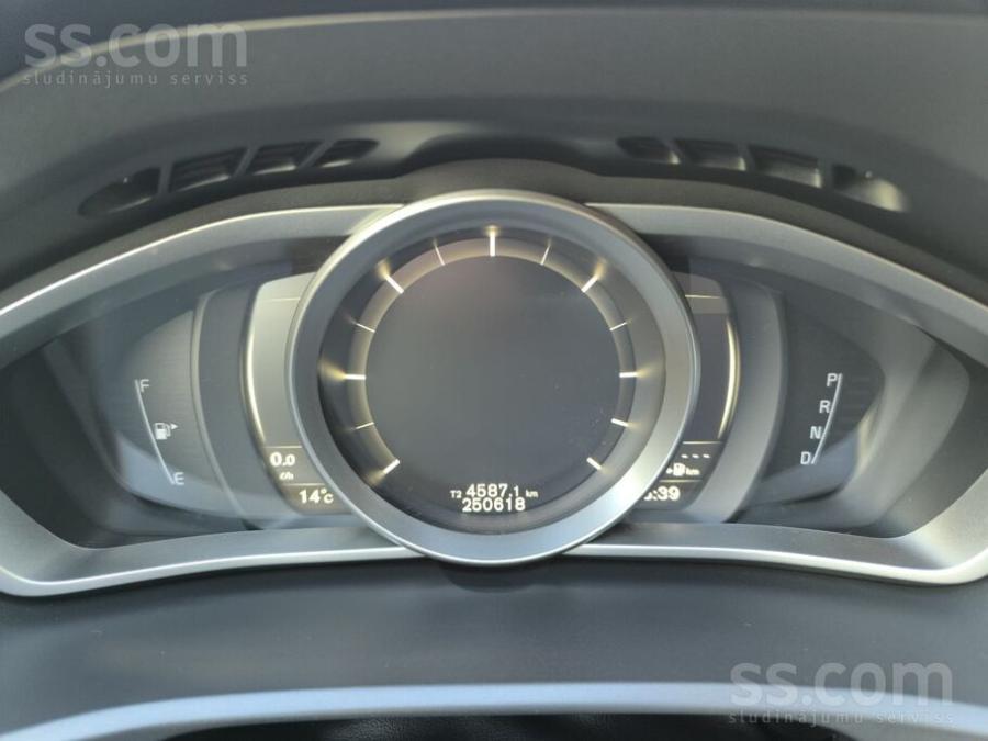 White Volvo V40 2016 in Jekabpils, with an engine capacity of 2.00 L and mileage of 251 thousand km for 11700 €, photo 14 on AUTOMOTO.COM.LV