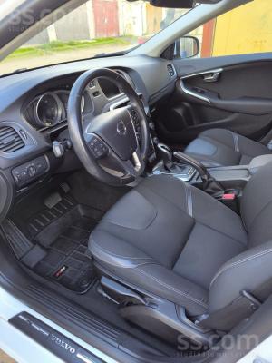 White Volvo V40 2016 in Jekabpils, with an engine capacity of 2.00 L and mileage of 251 thousand km for 11700 €, photo 16 on AUTOMOTO.COM.LV