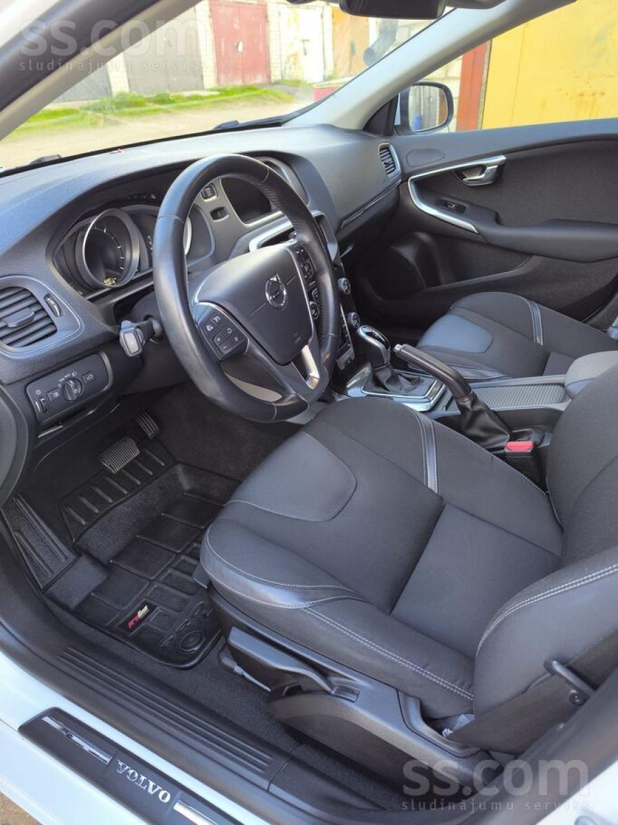 White Volvo V40 2016 in Jekabpils, with an engine capacity of 2.00 L and mileage of 251 thousand km for 11700 €, photo 16 on AUTOMOTO.COM.LV