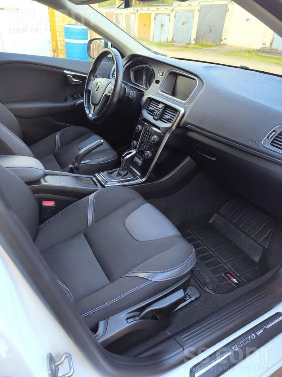 White Volvo V40 2016 in Jekabpils, with an engine capacity of 2.00 L and mileage of 251 thousand km for 11700 €, photo 17 on AUTOMOTO.COM.LV