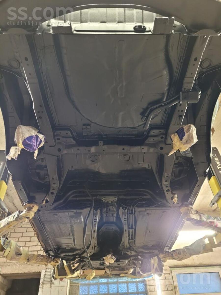 White Volvo V40 2016 in Jekabpils, with an engine capacity of 2.00 L and mileage of 251 thousand km for 11700 €, photo 18 on AUTOMOTO.COM.LV