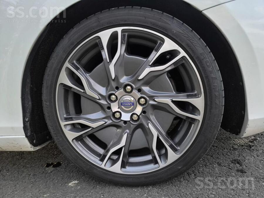 White Volvo V40 2016 in Jekabpils, with an engine capacity of 2.00 L and mileage of 251 thousand km for 11700 €, photo 21 on AUTOMOTO.COM.LV