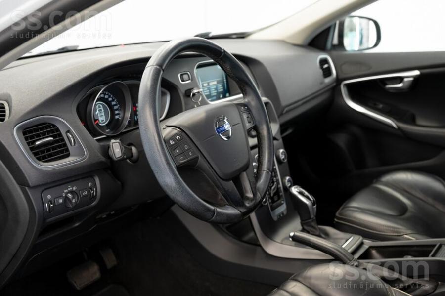 Balts Volvo V40 2016 Rīga, ar dzinēja tilpumu 2.00 L un nobraukumu 249 tūkst. km par 5900 €, foto 8 vietnē AUTOMOTO.COM.LV