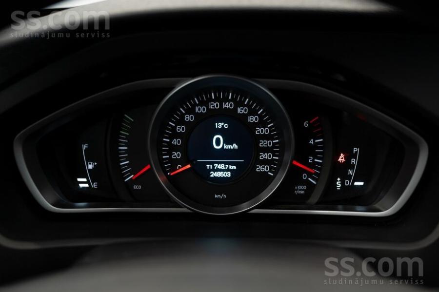 Balts Volvo V40 2016 Rīga, ar dzinēja tilpumu 2.00 L un nobraukumu 249 tūkst. km par 5900 €, foto 13 vietnē AUTOMOTO.COM.LV