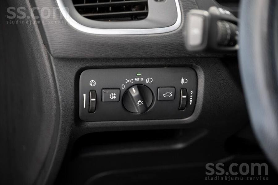 Balts Volvo V40 2016 Rīga, ar dzinēja tilpumu 2.00 L un nobraukumu 249 tūkst. km par 5900 €, foto 15 vietnē AUTOMOTO.COM.LV