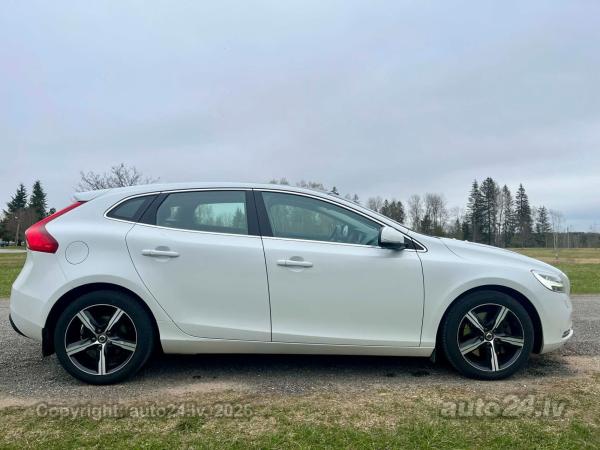 Balts Volvo V40 2017 Pelva, ar dzinēja tilpumu 2.00 L un nobraukumu 244 tūkst. km par 10500 €, foto 3 vietnē AUTOMOTO.COM.LV