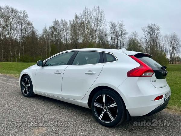 Balts Volvo V40 2017 Pelva, ar dzinēja tilpumu 2.00 L un nobraukumu 244 tūkst. km par 10500 €, foto 4 vietnē AUTOMOTO.COM.LV