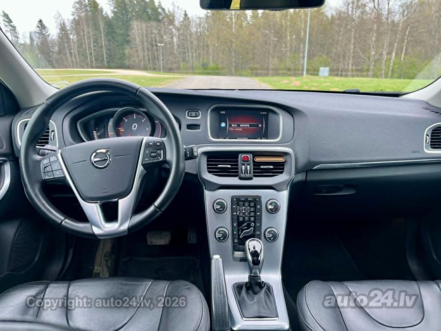 Balts Volvo V40 2017 Pelva, ar dzinēja tilpumu 2.00 L un nobraukumu 244 tūkst. km par 10500 €, foto 8 vietnē AUTOMOTO.COM.LV
