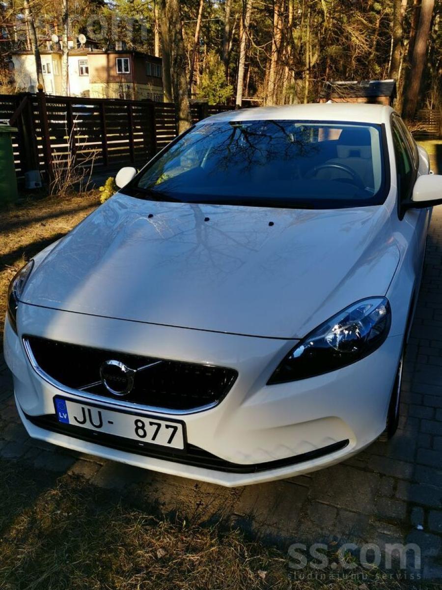 White Volvo V40 2017 in Riga, with an engine capacity of 2.00 L and mileage of 129 thousand km for 9500 €, photo 1 on AUTOMOTO.COM.LV