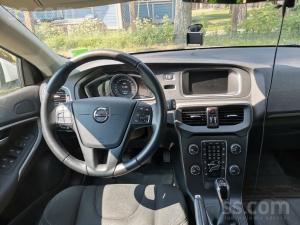 White Volvo V40 2017 in Riga, with an engine capacity of 2.00 L and mileage of 129 thousand km for 9500 €, photo 3 on AUTOMOTO.COM.LV