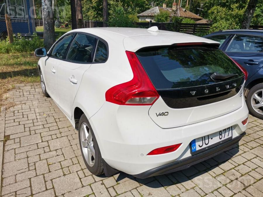 White Volvo V40 2017 in Riga, with an engine capacity of 2.00 L and mileage of 129 thousand km for 9500 €, photo 4 on AUTOMOTO.COM.LV
