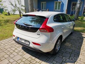 White Volvo V40 2017 in Riga, with an engine capacity of 2.00 L and mileage of 129 thousand km for 9500 €, photo 5 on AUTOMOTO.COM.LV