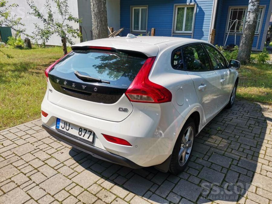 White Volvo V40 2017 in Riga, with an engine capacity of 2.00 L and mileage of 129 thousand km for 9500 €, photo 5 on AUTOMOTO.COM.LV