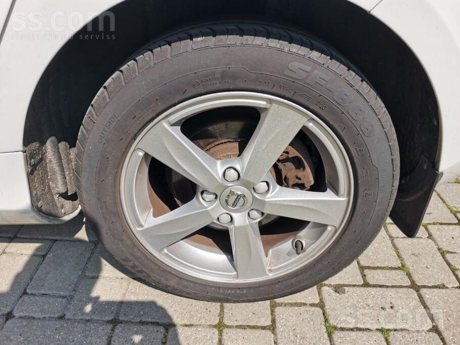 White Volvo V40 2017 in Riga, with an engine capacity of 2.00 L and mileage of 129 thousand km for 9500 €, photo 6 on AUTOMOTO.COM.LV