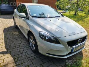 White Volvo V40 2017 in Riga, with an engine capacity of 2.00 L and mileage of 129 thousand km for 9500 €, photo 7 on AUTOMOTO.COM.LV