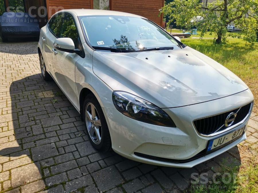 White Volvo V40 2017 in Riga, with an engine capacity of 2.00 L and mileage of 129 thousand km for 9500 €, photo 7 on AUTOMOTO.COM.LV
