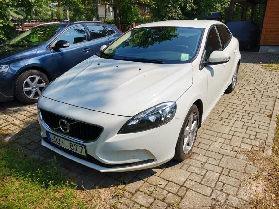 White Volvo V40 2017 in Riga, with an engine capacity of 2.00 L and mileage of 129 thousand km for 9500 €, photo 8 on AUTOMOTO.COM.LV