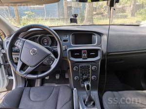 White Volvo V40 2017 in Riga, with an engine capacity of 2.00 L and mileage of 129 thousand km for 9500 €, photo 9 on AUTOMOTO.COM.LV