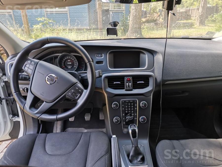 White Volvo V40 2017 in Riga, with an engine capacity of 2.00 L and mileage of 129 thousand km for 9500 €, photo 9 on AUTOMOTO.COM.LV