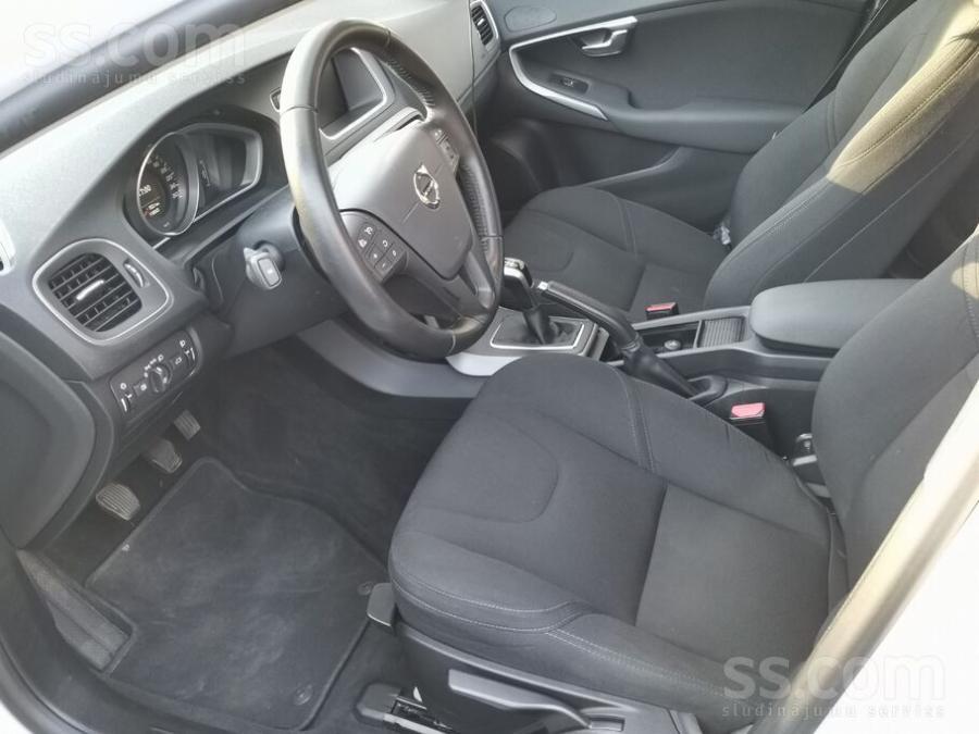 White Volvo V40 2017 in Riga, with an engine capacity of 2.00 L and mileage of 129 thousand km for 9500 €, photo 10 on AUTOMOTO.COM.LV