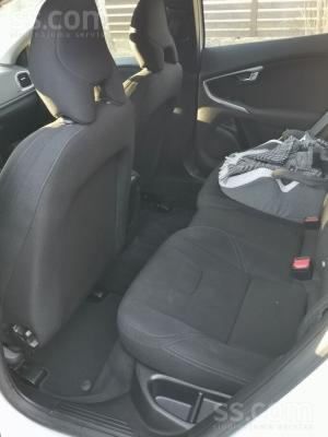 White Volvo V40 2017 in Riga, with an engine capacity of 2.00 L and mileage of 129 thousand km for 9500 €, photo 11 on AUTOMOTO.COM.LV
