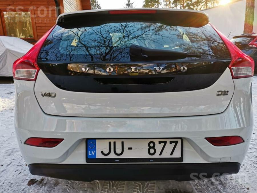 White Volvo V40 2017 in Riga, with an engine capacity of 2.00 L and mileage of 129 thousand km for 9500 €, photo 12 on AUTOMOTO.COM.LV