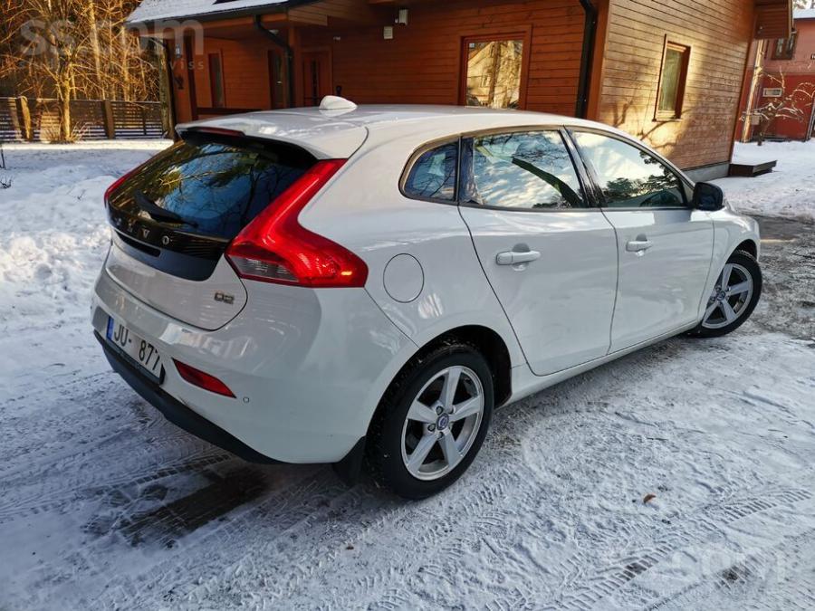 White Volvo V40 2017 in Riga, with an engine capacity of 2.00 L and mileage of 129 thousand km for 9500 €, photo 14 on AUTOMOTO.COM.LV
