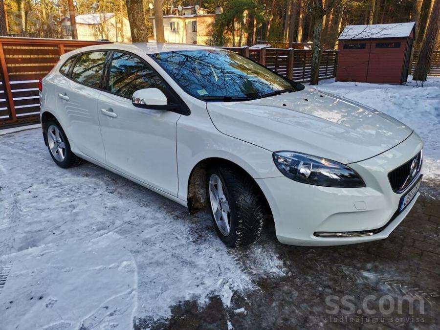 White Volvo V40 2017 in Riga, with an engine capacity of 2.00 L and mileage of 129 thousand km for 9500 €, photo 15 on AUTOMOTO.COM.LV